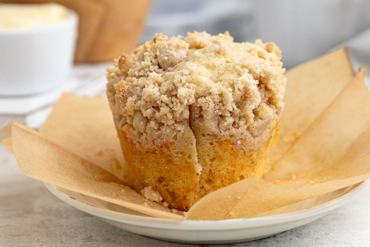 Easy Vanilla Muffins with Crumb Topping